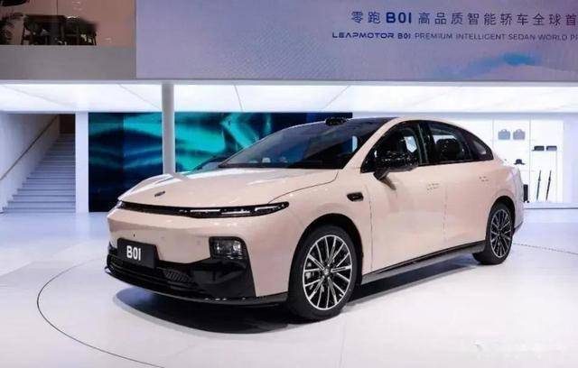 零跑B01成15万级电车新宠，高颜值高科技让同行直呼“狼来了”！_搜狐汽车_搜狐网