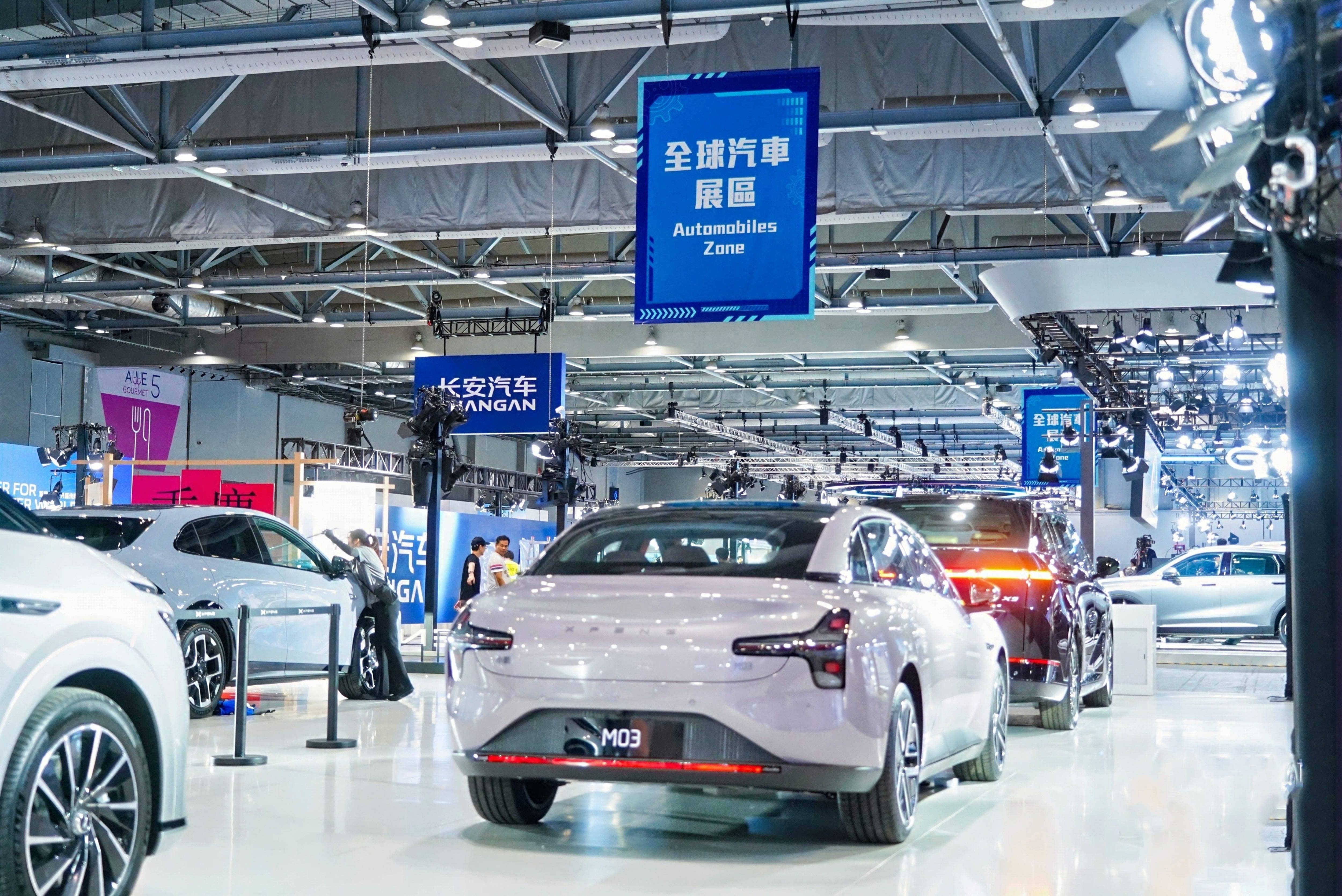 小鹏G7、MONA M03及飞行汽车亮相2025香港车博会，科技感十足！_搜狐汽车_搜狐网