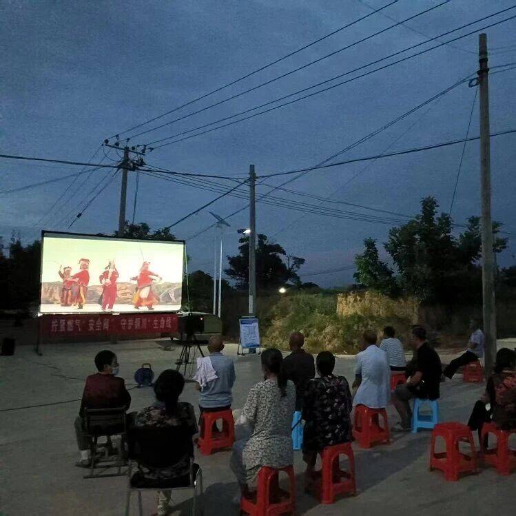 【我们的中国梦·文化进万家】彭镇：公益电影下乡行 点亮乡村“幸福夜”_群众_影片_活动
