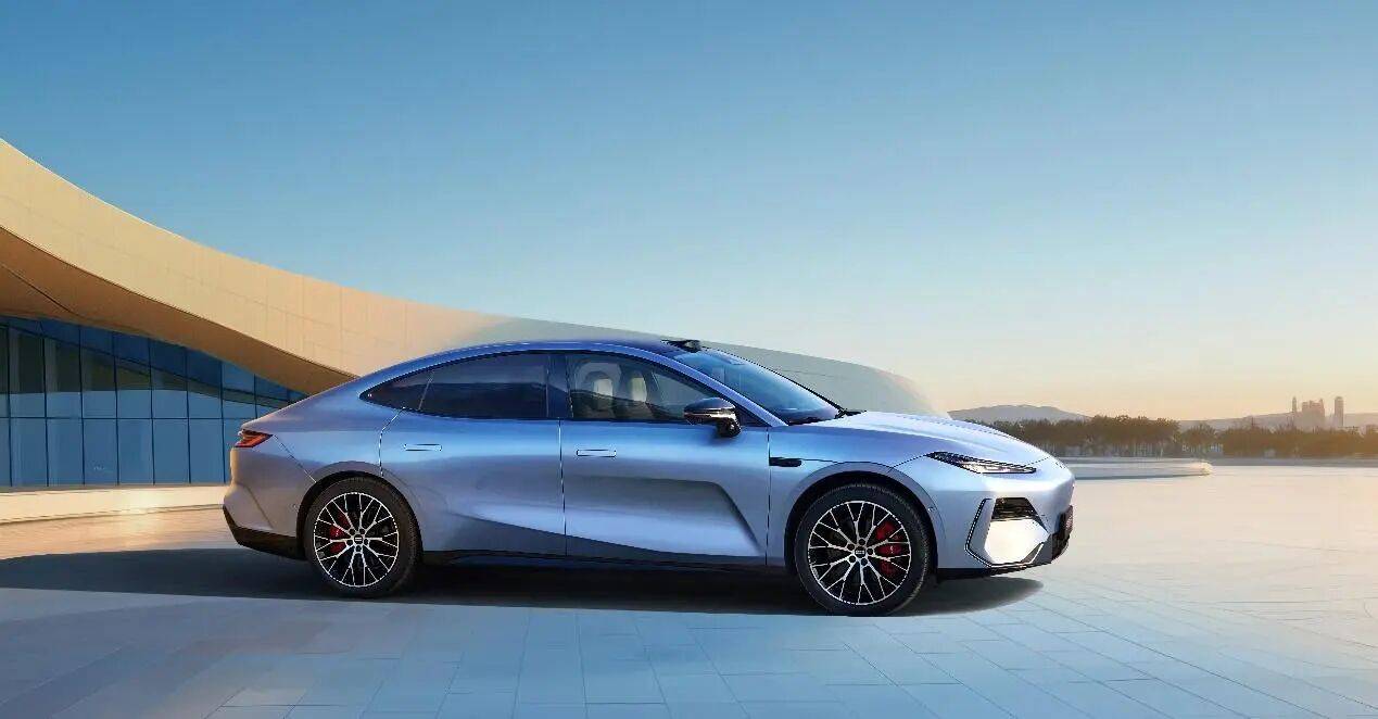 吉利银河E8长续航车型来了！续航可达610km 售价16.18万起_搜狐汽车_搜狐网