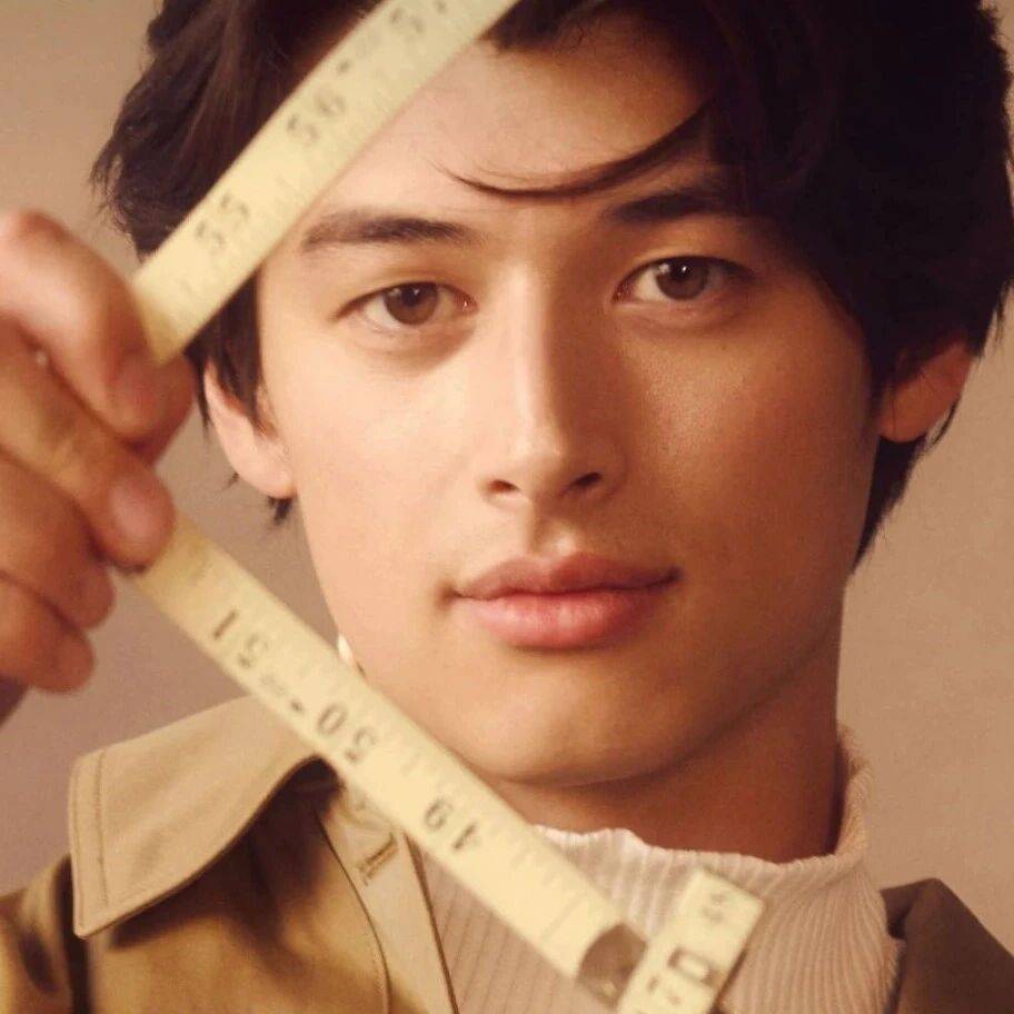 《军靴男孩》里的韩裔男星，呼吁集团续订第二季！_Liam_Ray_种族歧视