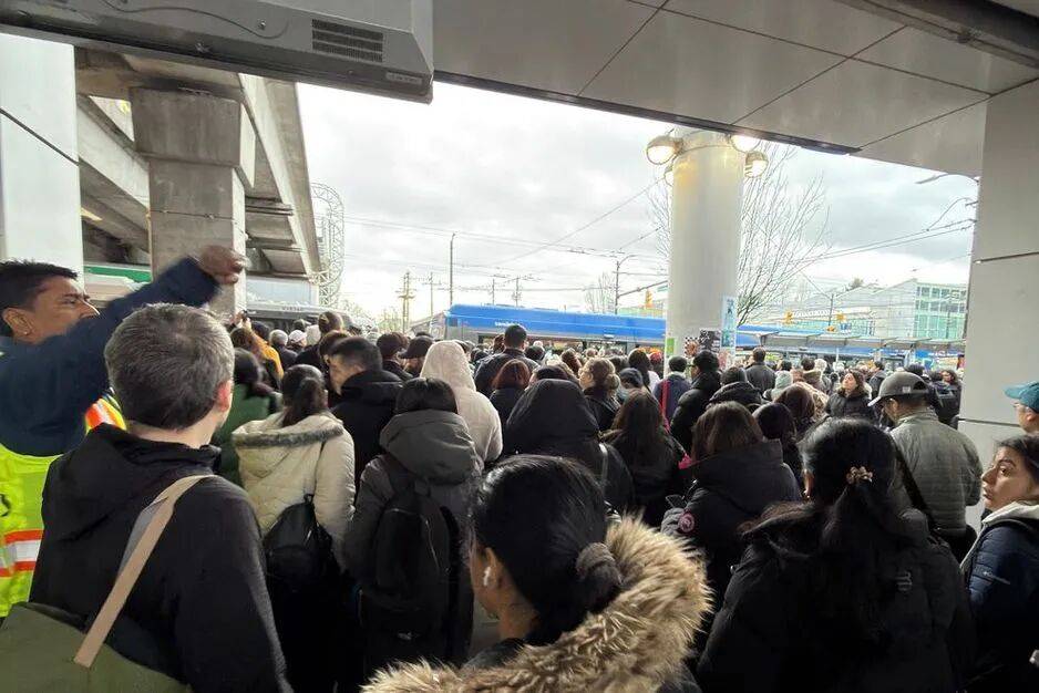 SkyTrain停运6小时！大温圣诞前早晨混乱_服务_天车_博览