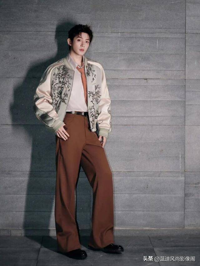 邓为 AMIRI 造型：刺绣缎面藏俊逸，复古型格自风华_夹克_东方_风格